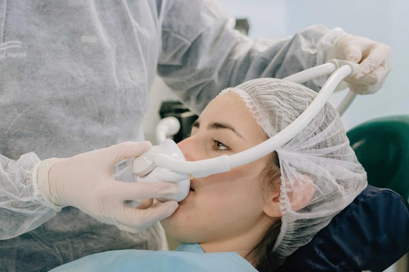 ¿Qué es la sedación consciente para un tratamiento dental? Todo lo que ...